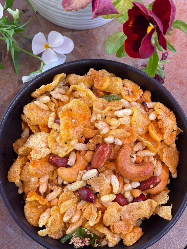 Spiced Corn-flakes Chevdo – Nadia's Meza recipes