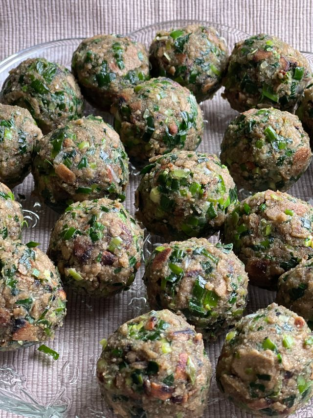 Lasan Na Ladwa (Young Green Garlic and Millet Flat Bread Balls) – Nadia ...
